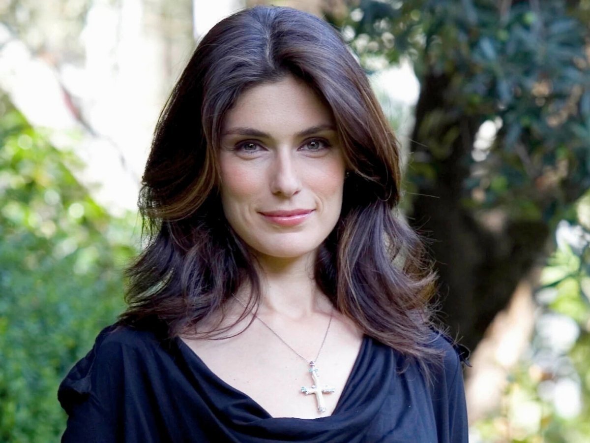 Anna Valle A Verissimo: Chi è, Età, Marito, Figli E Carriera » Area C ...